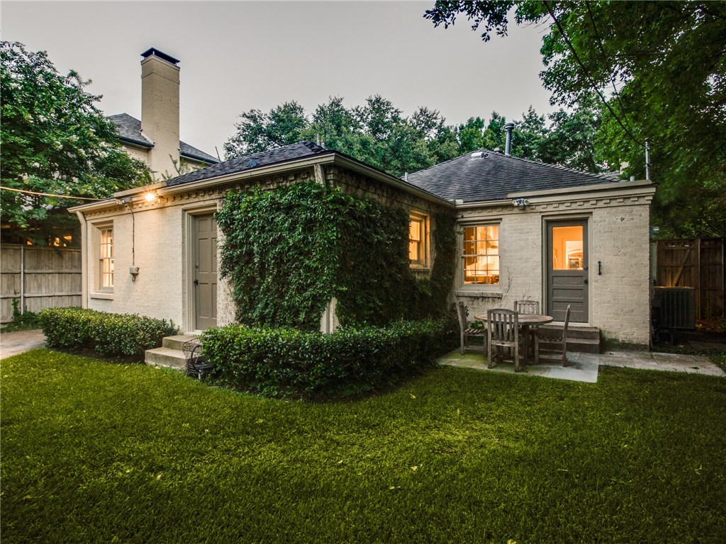 West Highland Park Cottage Has Loads of Charm and Style - CandysDirt.com