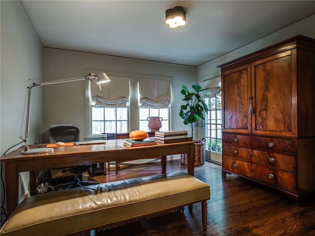 West Highland Park Cottage Has Loads of Charm and Style - CandysDirt.com