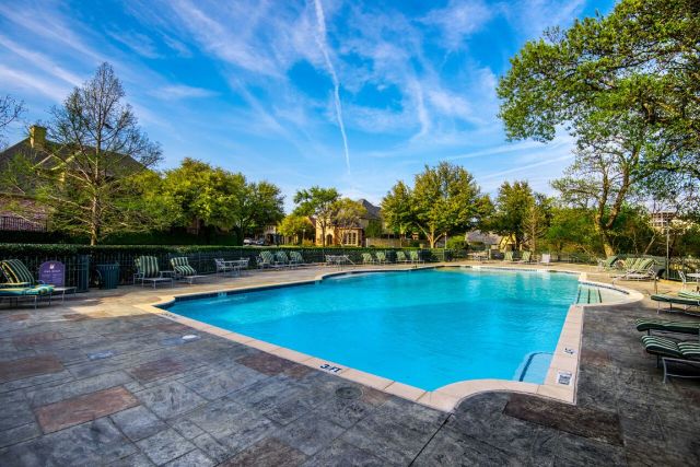 Lake-Forest-pool - CandysDirt.com