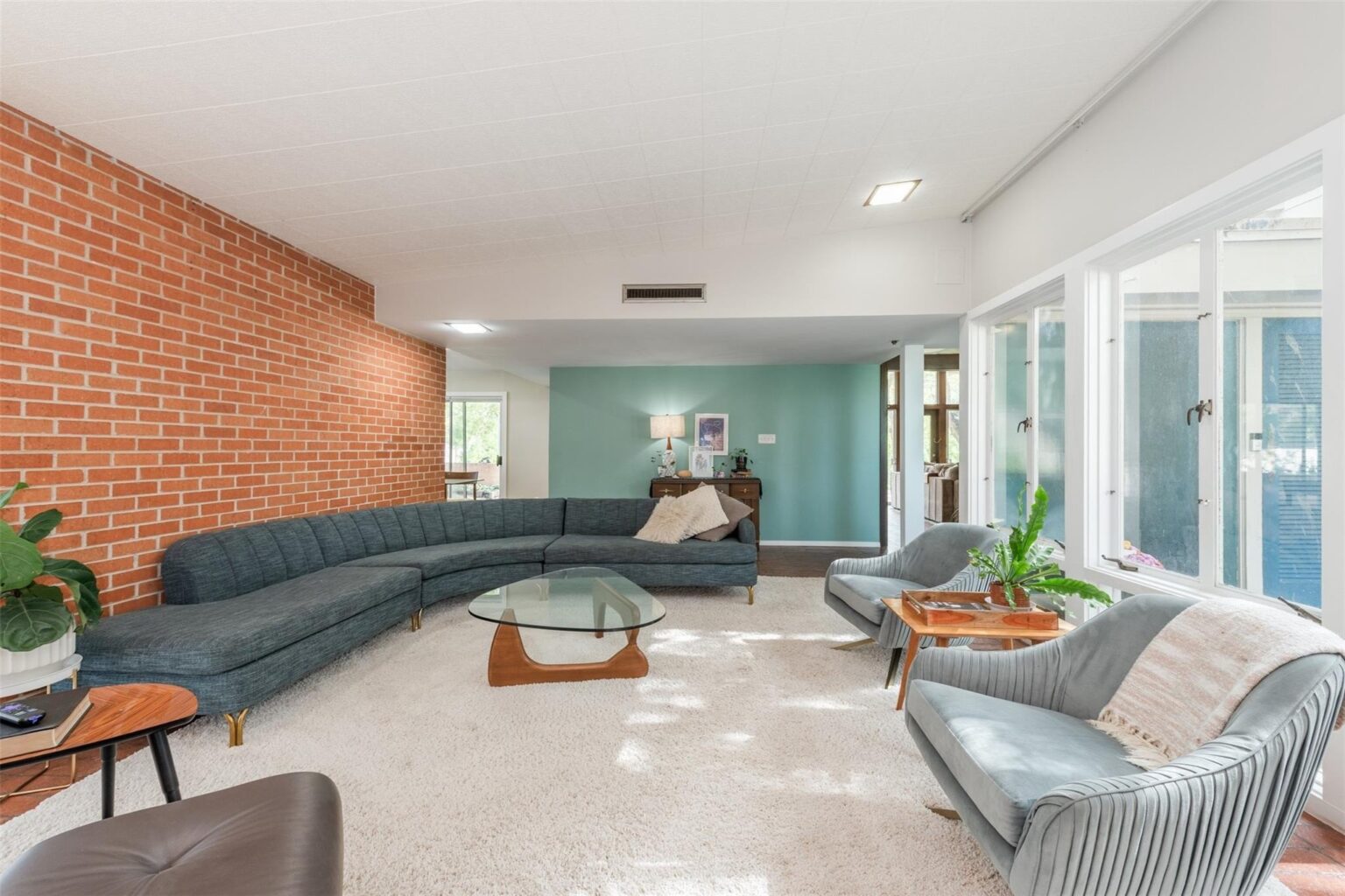 Don't Sleep on This Incredible Tanglewood Midcentury Modern With a Case ...