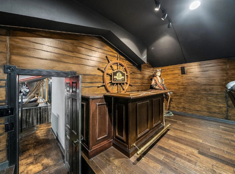 Even Landlubbers Long For The Privacy And Pampering This Plano Pirate ...