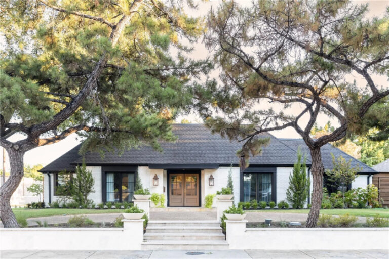 Courtney Michalek And Daniel Arenas Rethink The 1960s Ranch With This ...