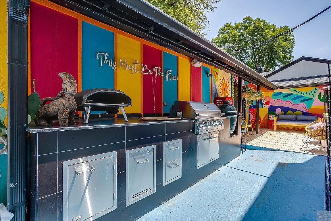 Who's Afraid of Bold Color? Not The Owner of This Fort Worth Midcentury ...