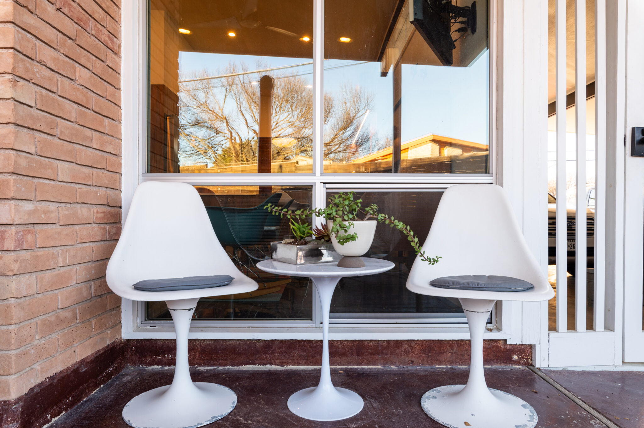 Midcentury Modern With Jukebox and Snoopy Catches the White Rock Home ...