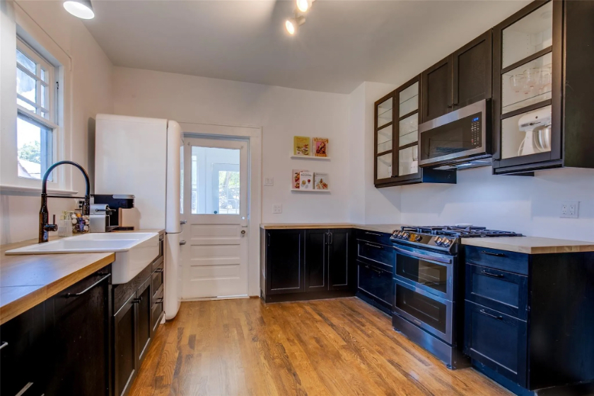 Enjoy Winnetka Heights Front Porch Life at This Gorgeous 1922 Craftsman ...