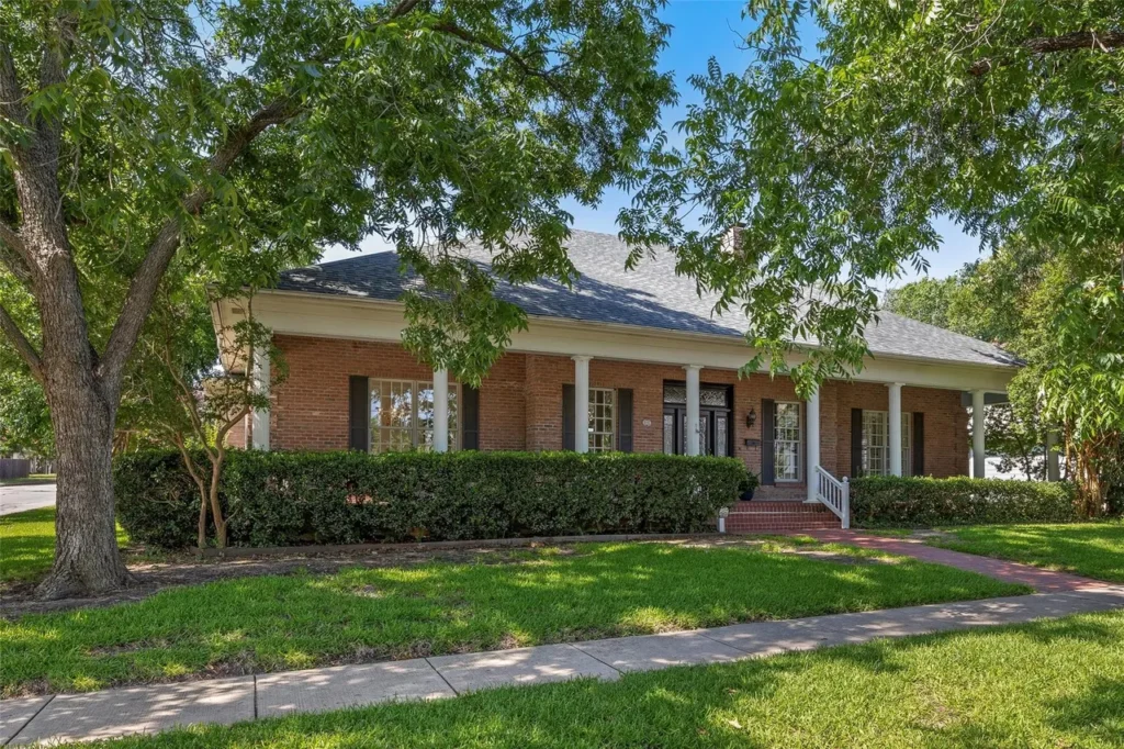 I Do Declare, This Foat Wuth House Has a Front Porch Worth Rockin' On ...