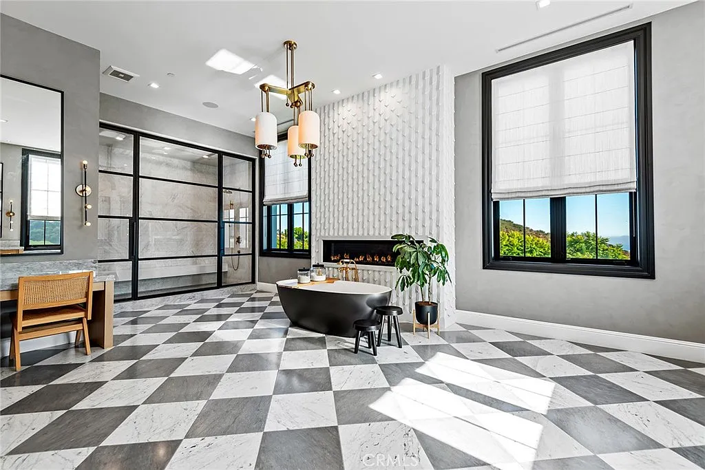Dallas Maverick Anthony Davis Lists His $40M L.A. Home Following ...
