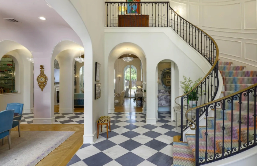 A Preston Hollow French Transitional That Packs a Color Punch