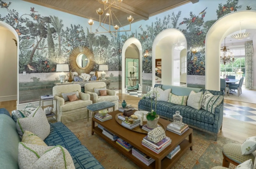 A Preston Hollow French Transitional That Packs a Color Punch