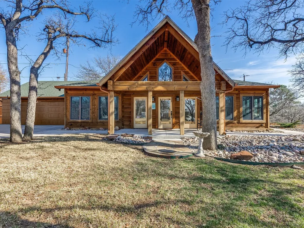 Escape Big-City Life for This Azle Log Cabin - CandysDirt.com