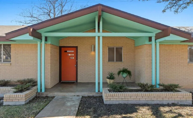 Atomic-Ranch Home With 60s Themed Lounge Sets the Bar High for ...