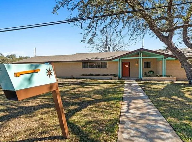 Atomic-Ranch Home With 60s Themed Lounge Sets the Bar High for ...