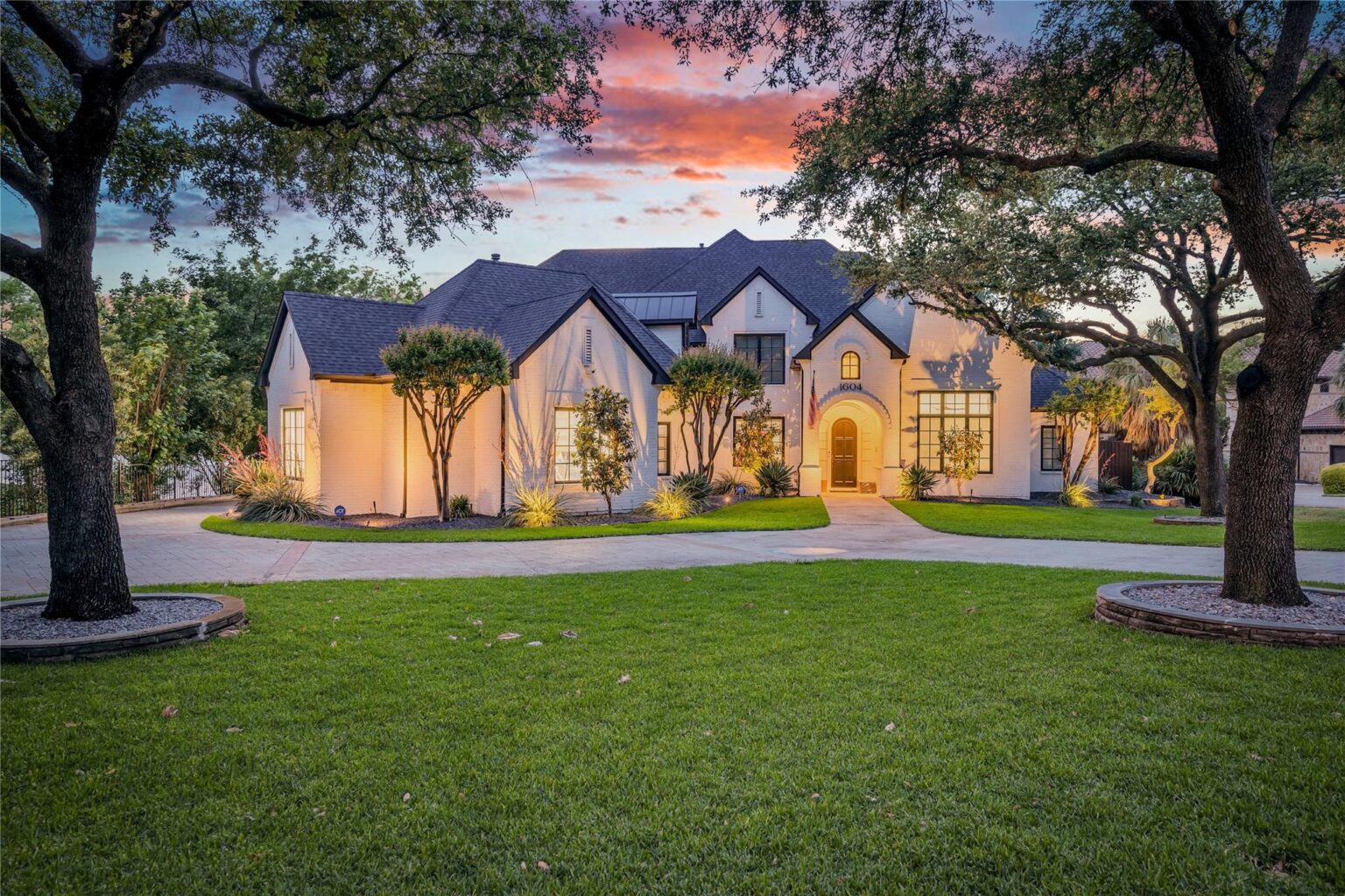 Trade Traffic for Tranquility at This Luxe Lake Ray Hubbard Escape