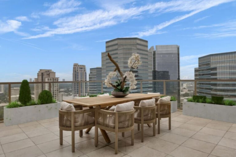 This Houston Penthouse Pairs High-Rise Living With a Golfer's Dream ...